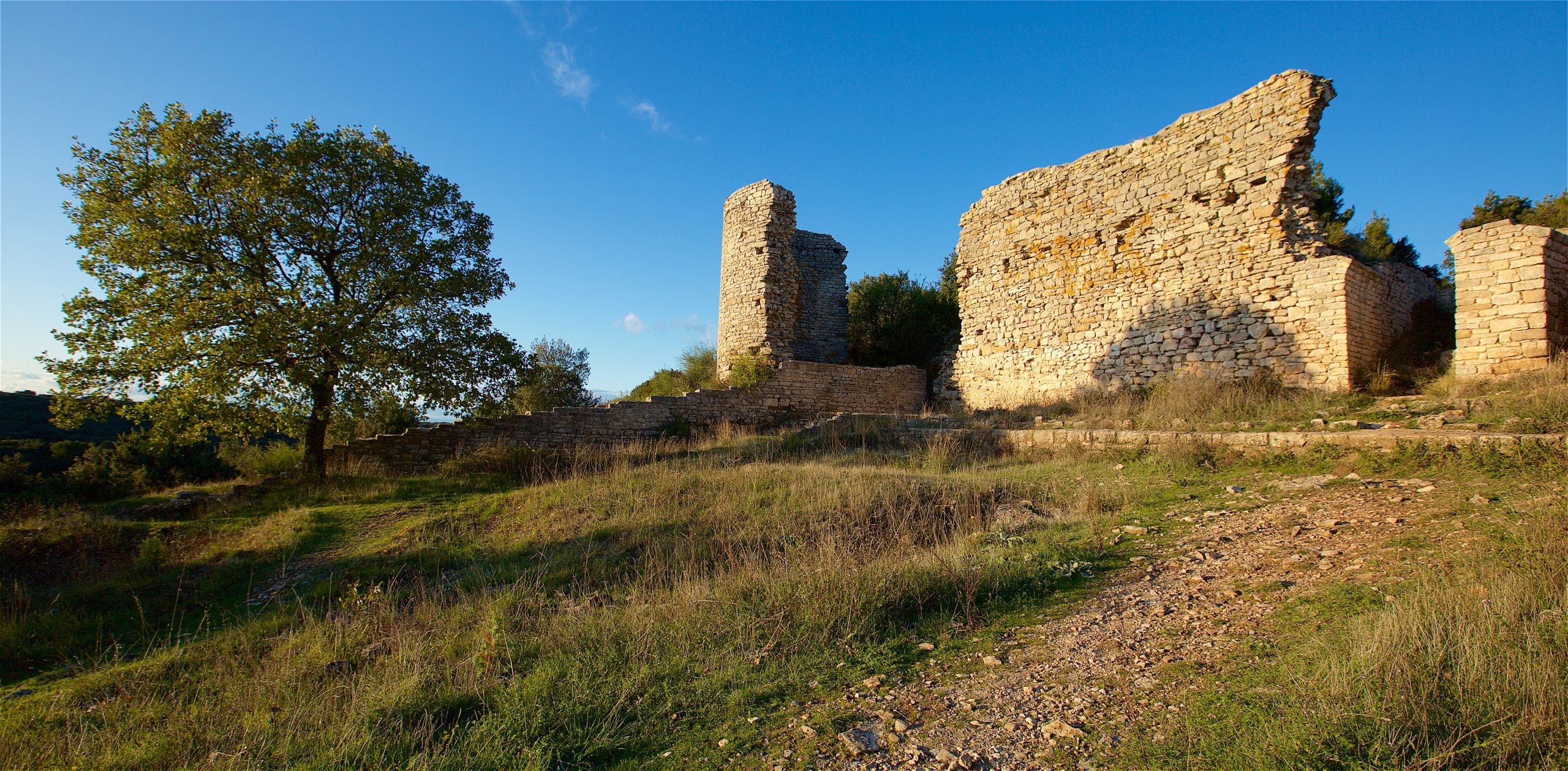 Visit Caesar's Camp: Archaeological Site & Panoramic Views | Gard